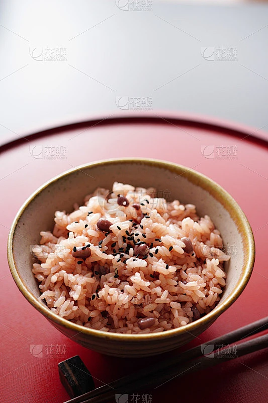 小豆蒸饭。喜庆的红米饭。素材-花瓣网