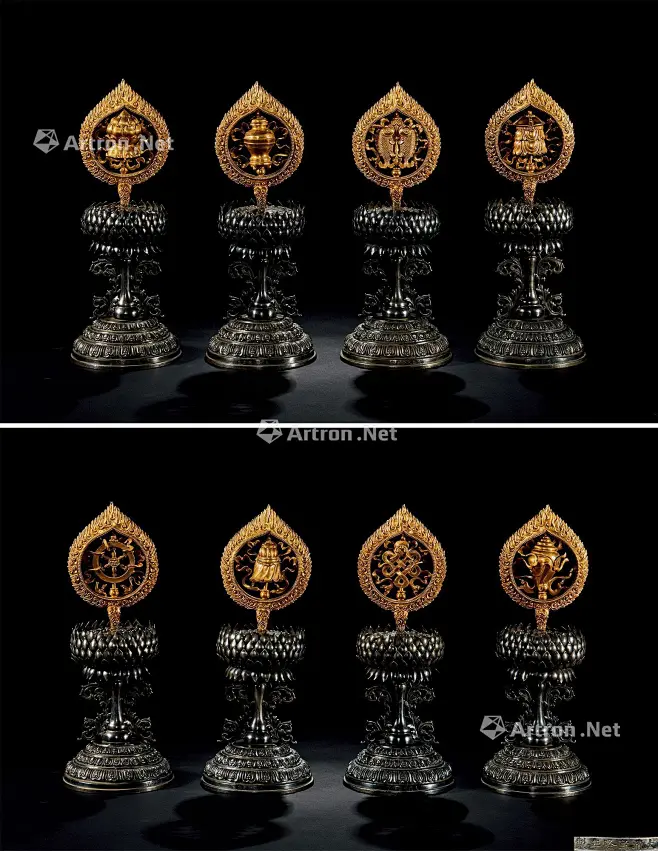 乾隆 金银混搭佛教八宝 高33cm；底部直径13cm；总重7422g 佛八宝是最为常见的佛前供器，藏文称之为“八吉祥”。由法轮、法螺、宝伞、白 ...