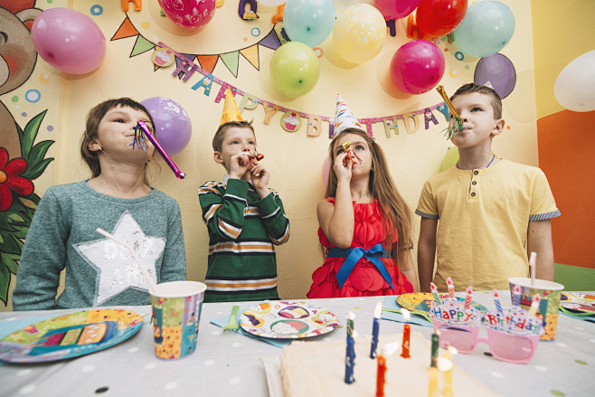 cheerful-kids-with-party-horns