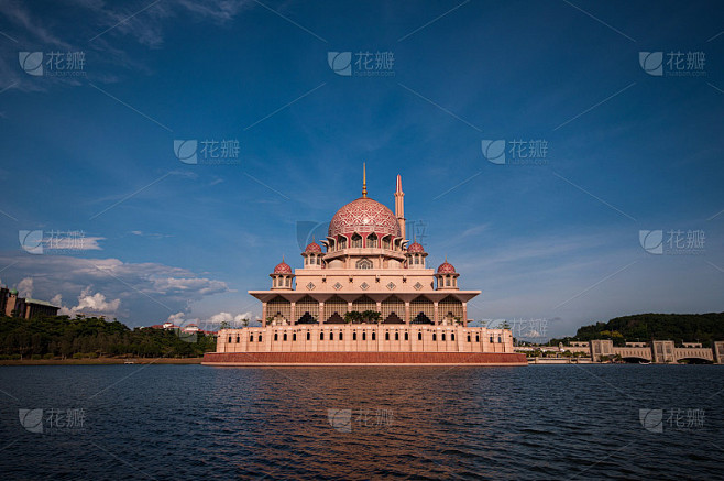 普特拉清真寺在炎热的白天晚上