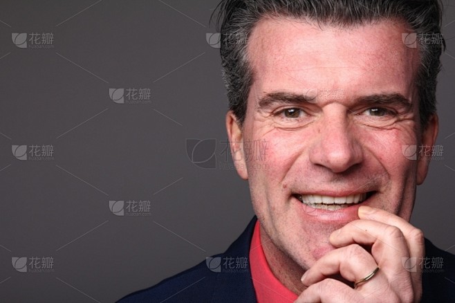 男人 自然美 白色人种 中老年男人 背景分离 仅男人 肖像 全身像 欢乐 注视镜头
