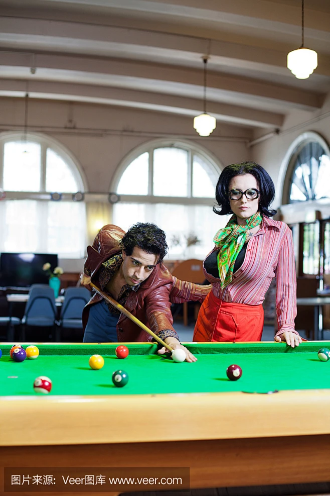 夫妇玩池 Couple playing Pool-花瓣网