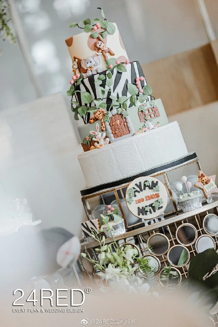 风轻抚小狮子柔软的鬃毛 长颈鹿和斑马齐声欢唱着颂歌 调皮的绿藤成为气球的羽翼 将世间最好的都给你 #24RED作品# Ins 宝宝宴 | 布置 ...