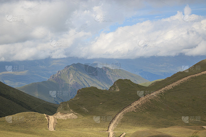 高加索国家公园内的公路全景图