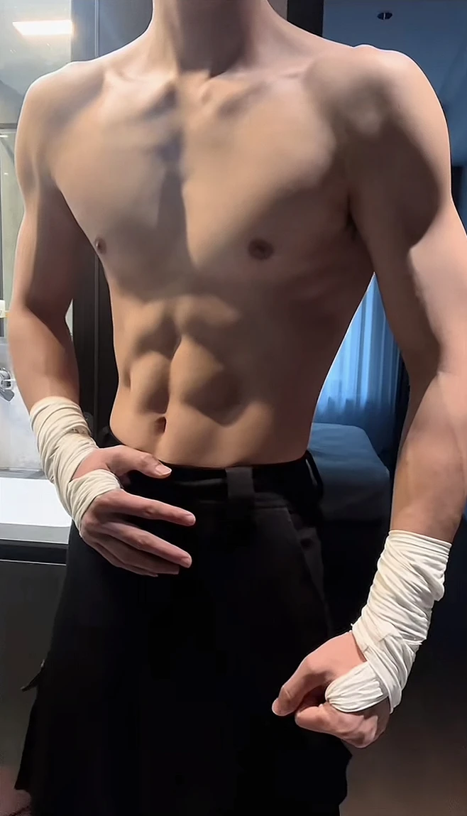 “2024 Ending pose 各位明年见”#天秤座 #感觉至上 #薄肌 #禁欲系 #优雅永不过时@爱喝白粥，采集@屿堍-花瓣网