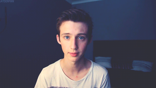 #TroyeSivan# 六一儿童节快乐转发这个全世界最可爱的儿童 六月将会走好运 即将到来的6月5日就是戳爷生日啦 -花瓣网
