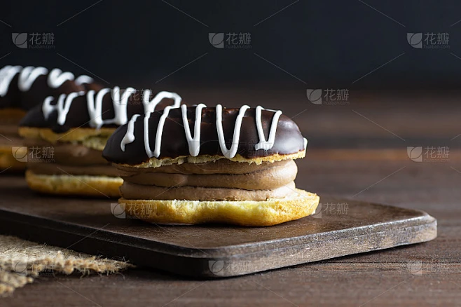 乡村餐桌上的黑巧克力和白巧克力奶油蛋羹。传统的法国甜点。泡芙Pastery概念素材-花瓣网