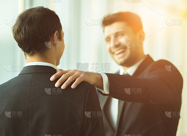 商人们微笑着拍了拍肩膀