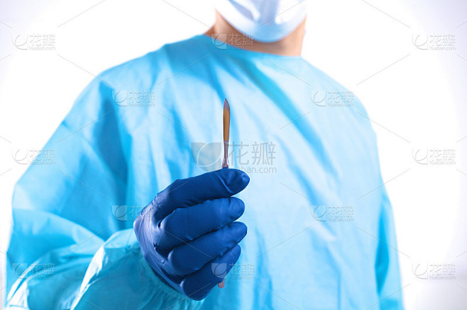 手持手术刀的年轻外科医生。准备运行