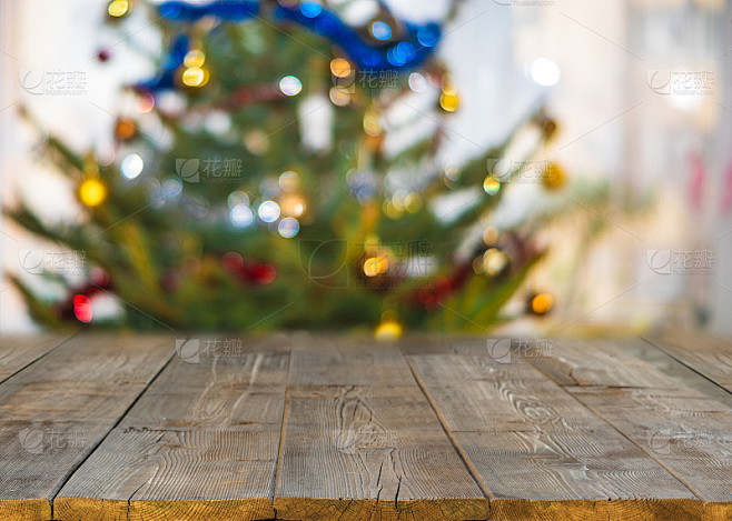 圣诞桌子背景与圣诞树出焦点