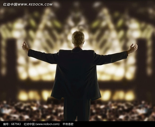 张开双臂的男子的背影-花瓣网