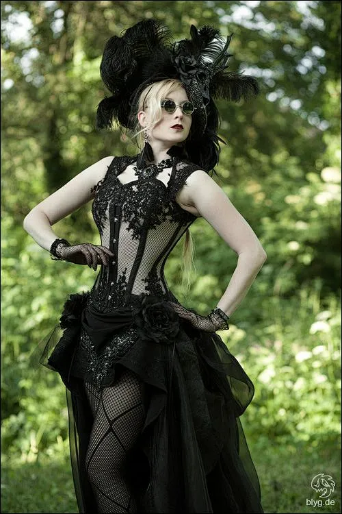 gothic-steampunk-burlesque: -花瓣网