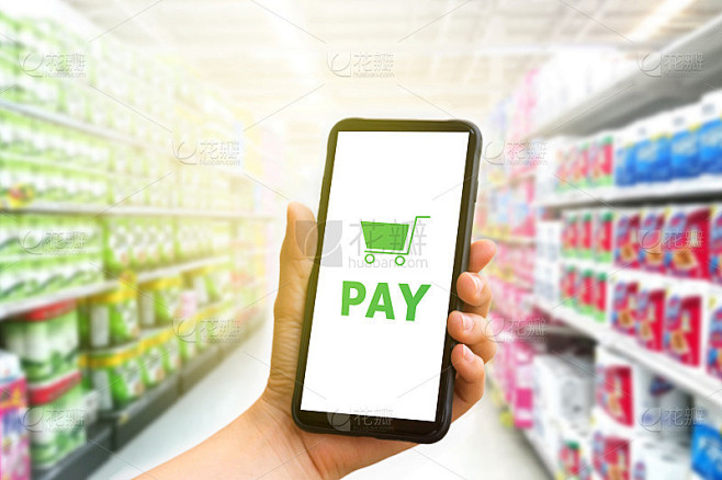 在超市用智能手机在线支付