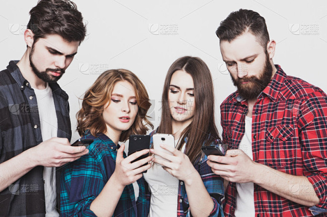 年轻人看着自己的手机