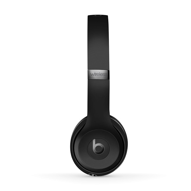 Beats Solo3 Wireless 头戴式耳机的侧面视图，展示独特的 Beats 标志。