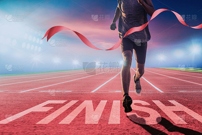 跑向终点线的运动员。