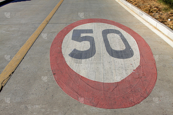 在一个城市的道路上有50公里每小时的标志