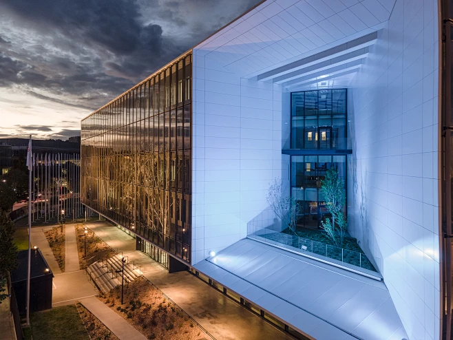 Mise en lumière du CIRC à Lyon, de Demathieu Bard Bâtiment - Light ZOOM ...