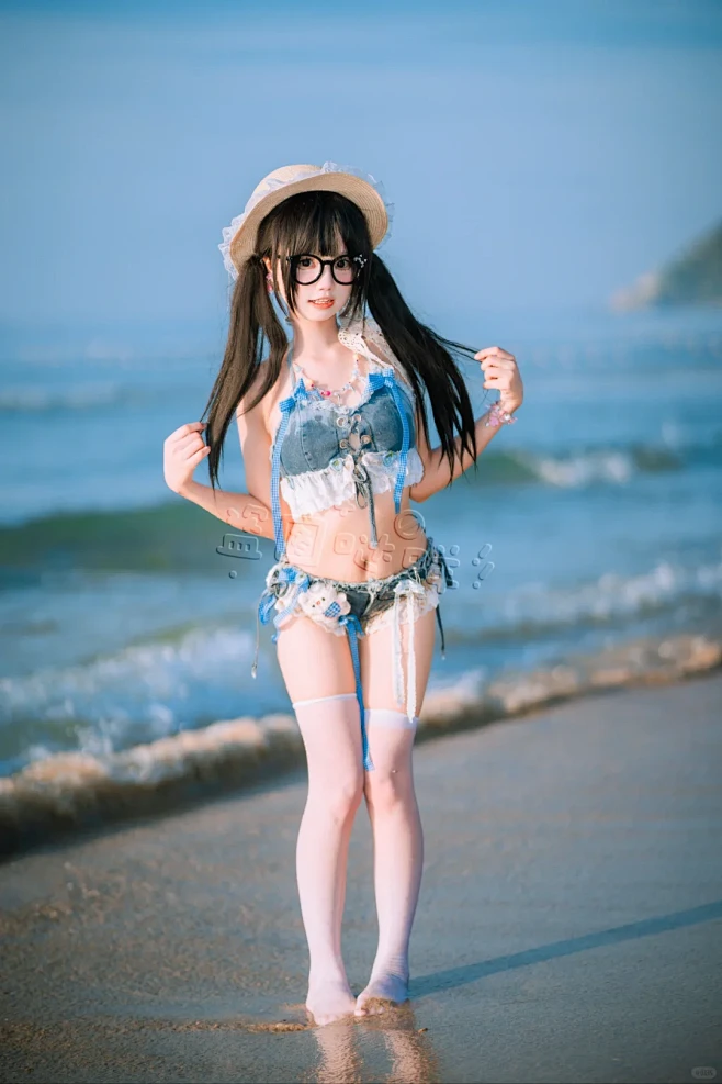 #一起来海边玩水 #萌妹 #泳装 #海边 出镜:@小钰大王nb666 #萝莉 摄影本人 请勿盗图！ - 小红书-花瓣网