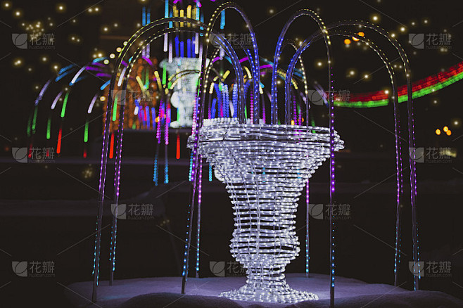 城市新年灯火通明。夜晚街上明亮的灯光