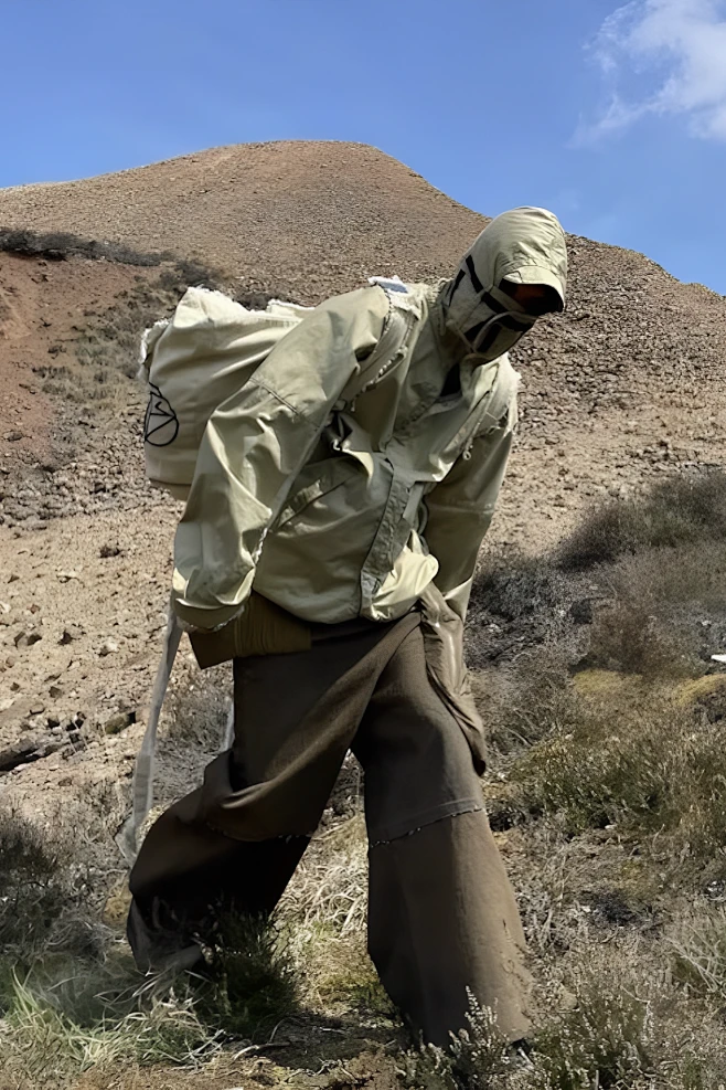 外星人风格？Charlie Constantinou 在玩一种很新的 Gorpcore – NOWRE现客图片_静物模特图片素材-花瓣网