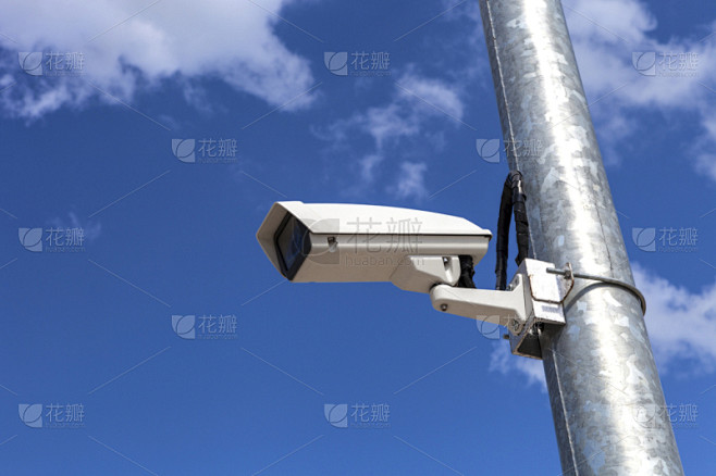 户外,侧面视角,一个人,路灯,金属,中央电视台,私人标志,监视器,天空,水平画幅