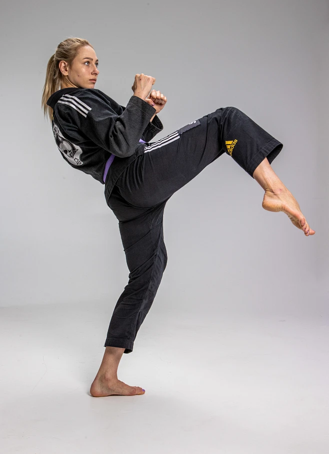 girl fighter action pose-47-花瓣网