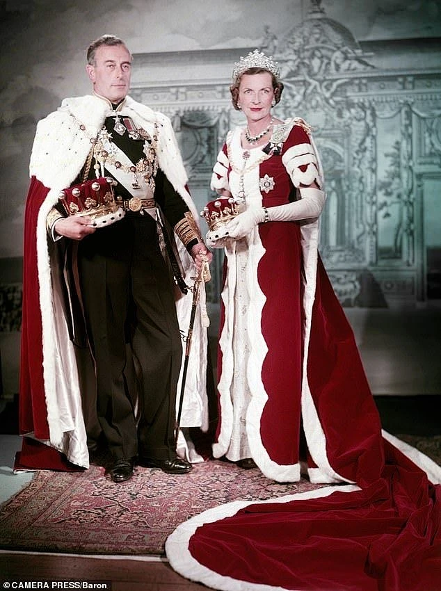 【Robes of the peerage】 贵族斗篷。 一般是以英国体系为主题的，是贵族们穿着参加议会或者国王加冕礼的。 其中女性的斗篷 ...