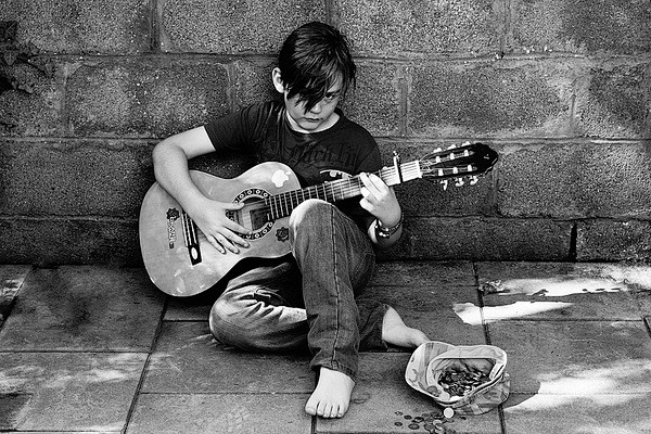 爱尔兰，都柏林，“街头小歌手。” by Paul Slye。