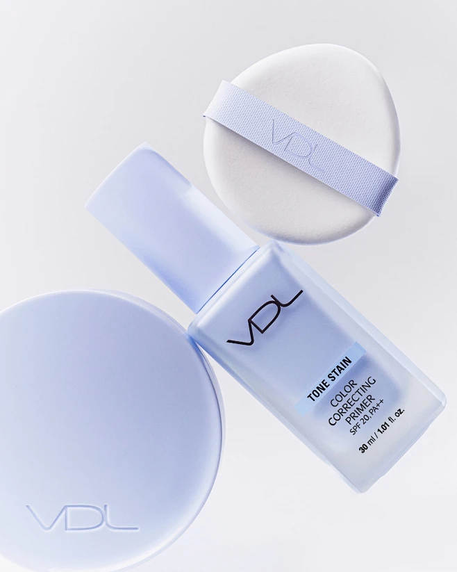 Photo by VDL 브이디엘 on April 10, 2025. 可能是包含下列内容的图片：一人或多人、化妆、化妆品和上面的文字是“VDL STAIN TONE PRIMER ...