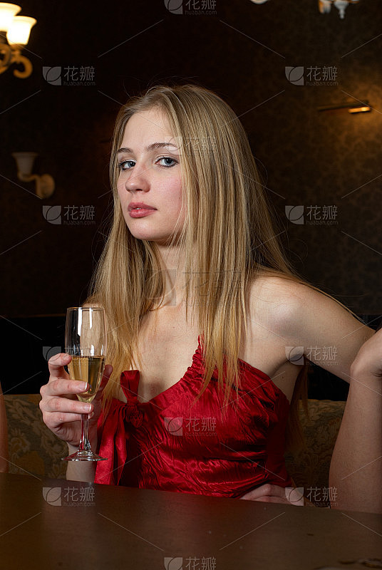 拿着酒杯的漂亮女孩 1315