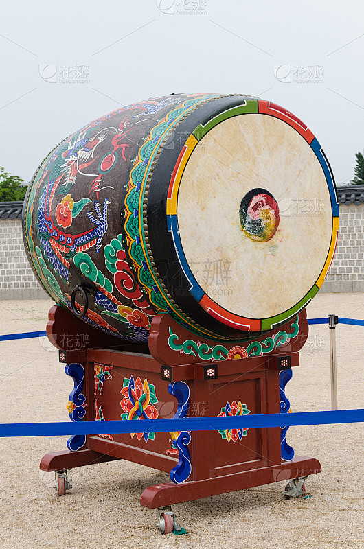 韩国传统的鼓叫做山鼓。