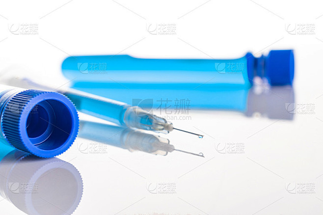 病毒的细胞。带针头的医疗注射器，用于保护流感病毒和冠状病毒。冠状病毒疫苗在白色上分离。医院的医疗保健