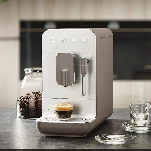 国内现货 意大利进口斯麦格SMEG BCC02 意式全自动咖啡机 打奶泡