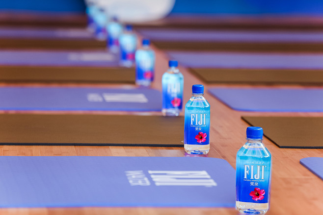 FIJI Water斐泉携手Pure Yoga共创专属定制瑜伽体验，开启一场纯粹之旅 : 近日，高端天然矿泉水FIJI Water斐泉与受瑜伽 ...