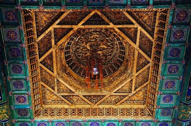 藻井 Sunk panel 是常见于汉族宫殿，坛庙建筑中的室内顶棚的独特装饰部分。一般做成向上隆起的井状，有方形、多边形或圆形凹面，周围饰以 ...