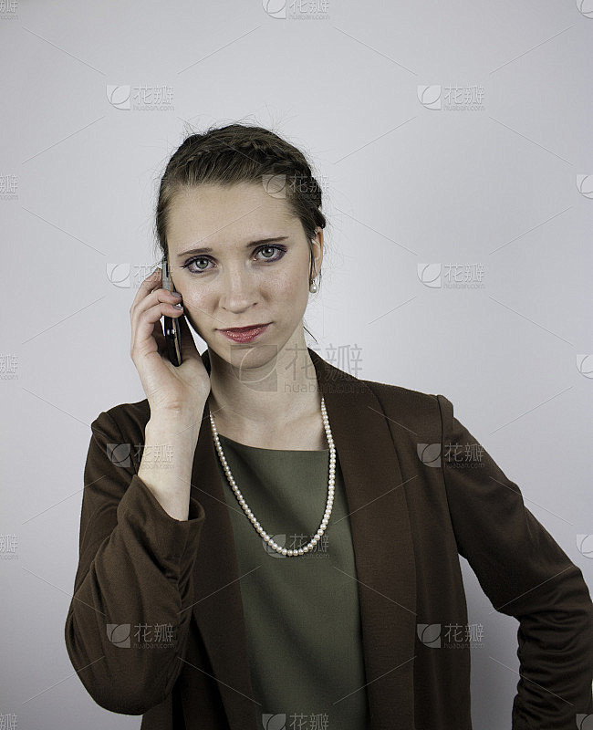 年轻漂亮的女商人在用手机