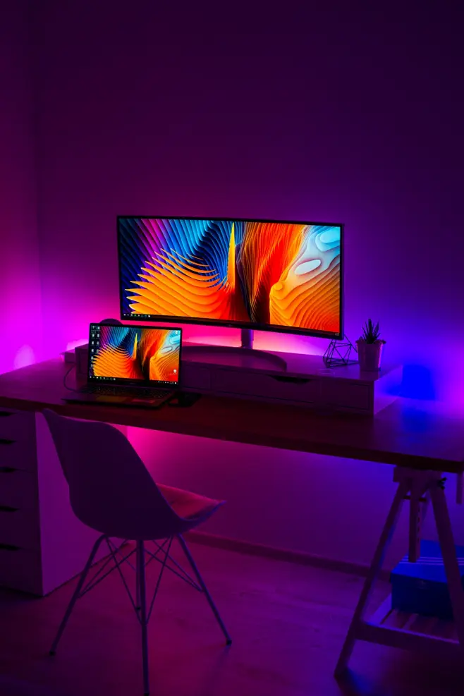 turned on flat screen monitor and black laptop computer on table-花瓣网