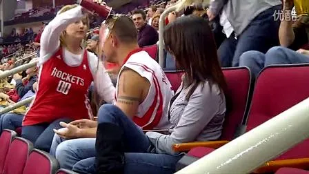 NBA Kiss Cam“接吻游戏” 一男子先获耳光后得香吻—在线播放—优酷网，视频高清在线观看 #摄影#-花瓣网