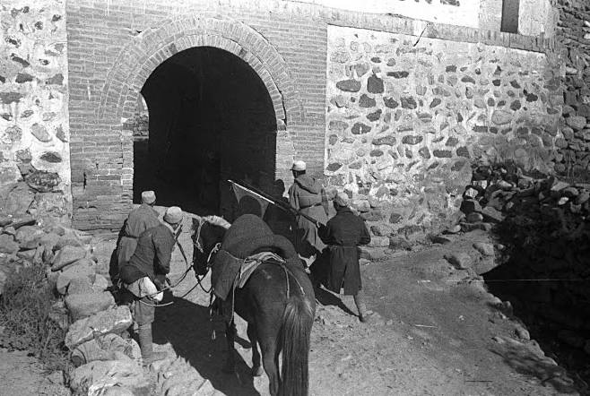 photo2876-(1944) Yan'an (China), Eighth Route Army soldiers looking ...