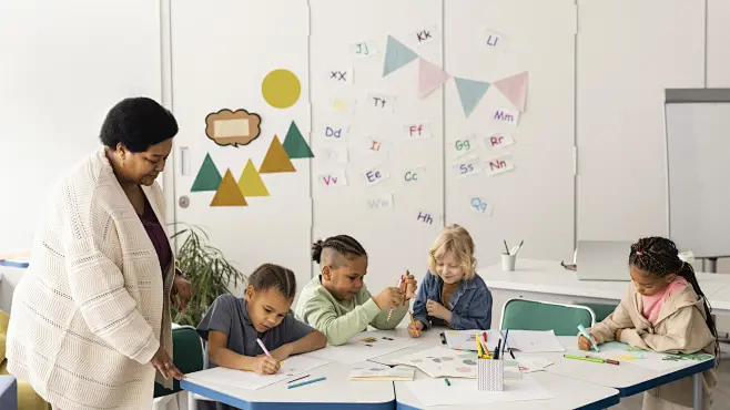 children-drawing-together-classroom-花瓣网