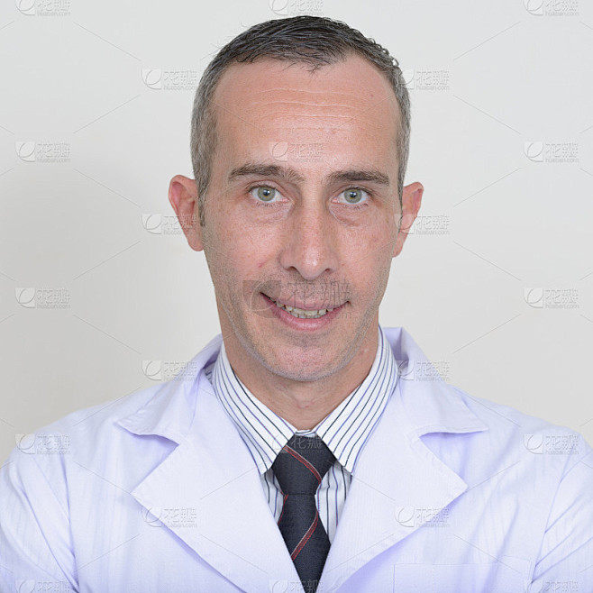 室内的中年医生肖像