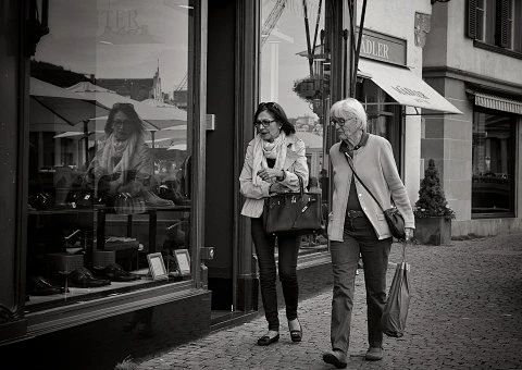 street_city_people_urban_bw_sun_streetart_monochrome-389250.jpg!街边橱窗玻璃 ...