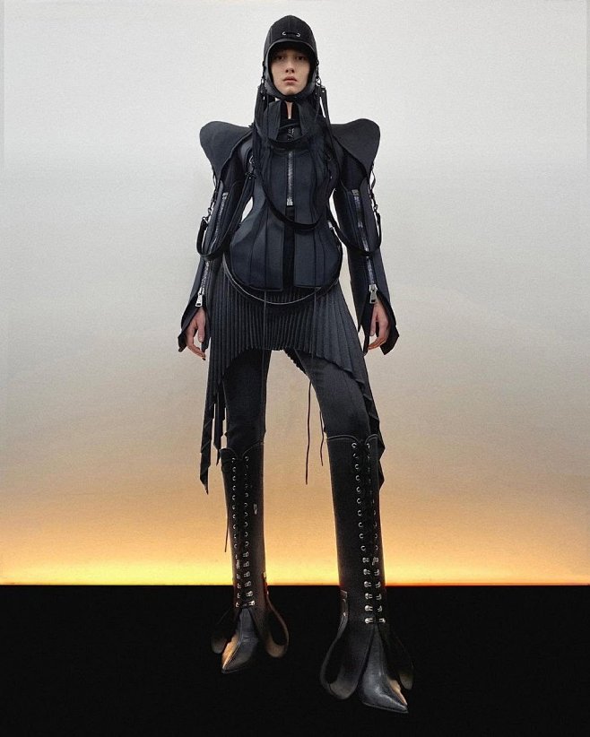 #服装设计# Robert Wun Fall 2021 "Armou... 来自Brillianbi - 微博