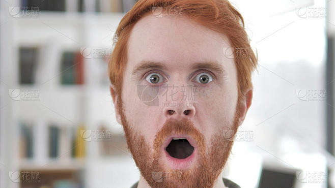 震惊的脸年轻的随意红发男子