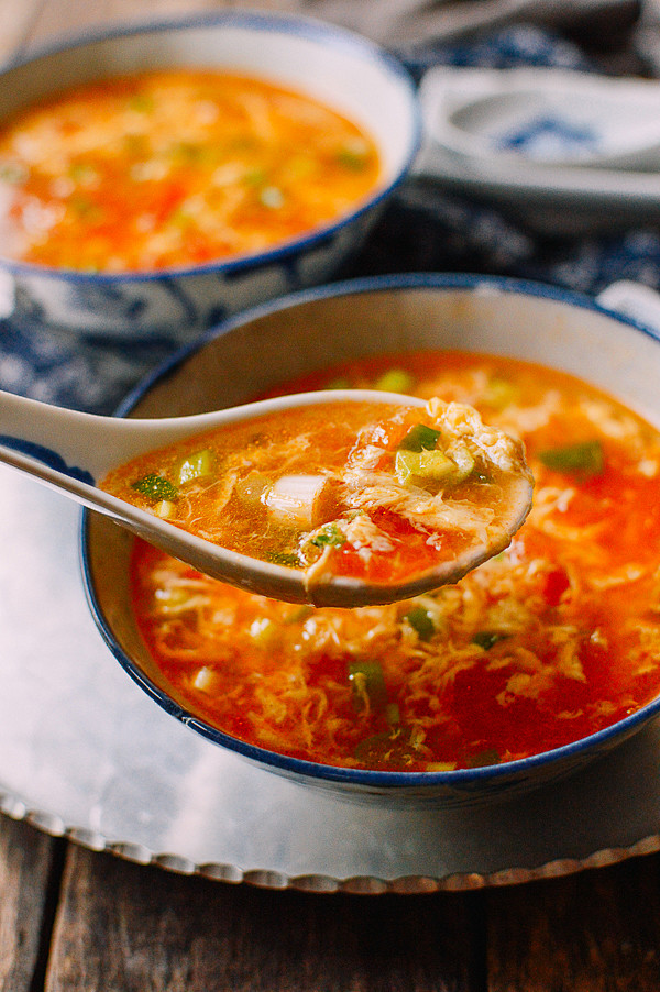 Spoonful of tomato egg drop soup, thewoksoflife.com-花瓣网