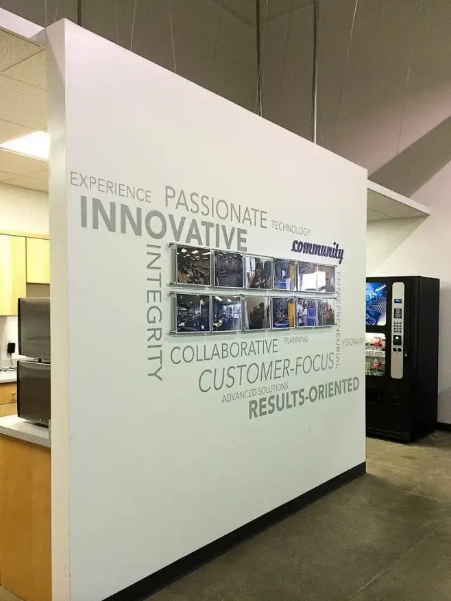 R1100 - Acrylic Frames for Photos Mounted on Horizontal Rods-花瓣网