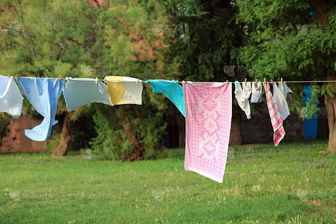 晾在户外晾衣绳上的衣服