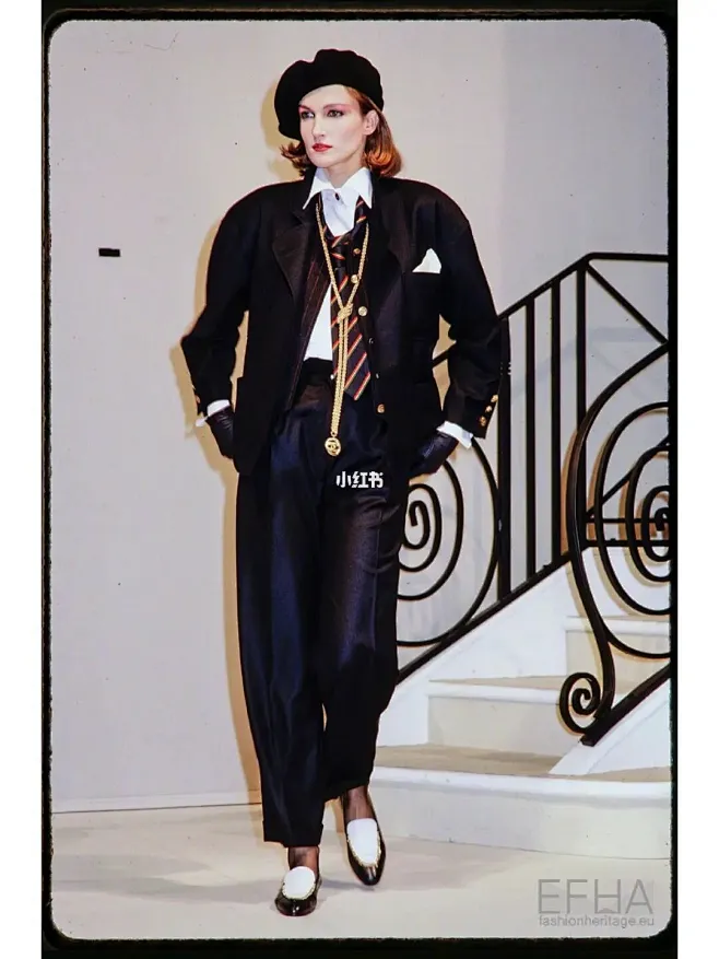 秀场内外｜Chanel情景大片（上） : Chanel Spring 1985 Ready-to-Wear 大量的黑白配色，优雅大方，也有小 ...