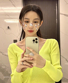 女-花瓣网|陪你做生活的设计师 | a宣云晒照，身穿黄色深V上衣，脸上贴着hello Kitty贴纸，十分性感可爱，潘玮柏也秀恩爱评论称：“没 ...